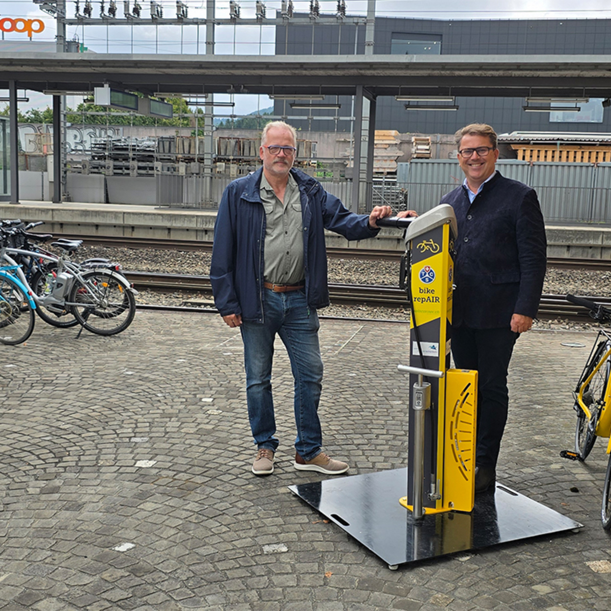 Eine TCS «bike repAIR» Säule am Bahnhof Schönbühl
