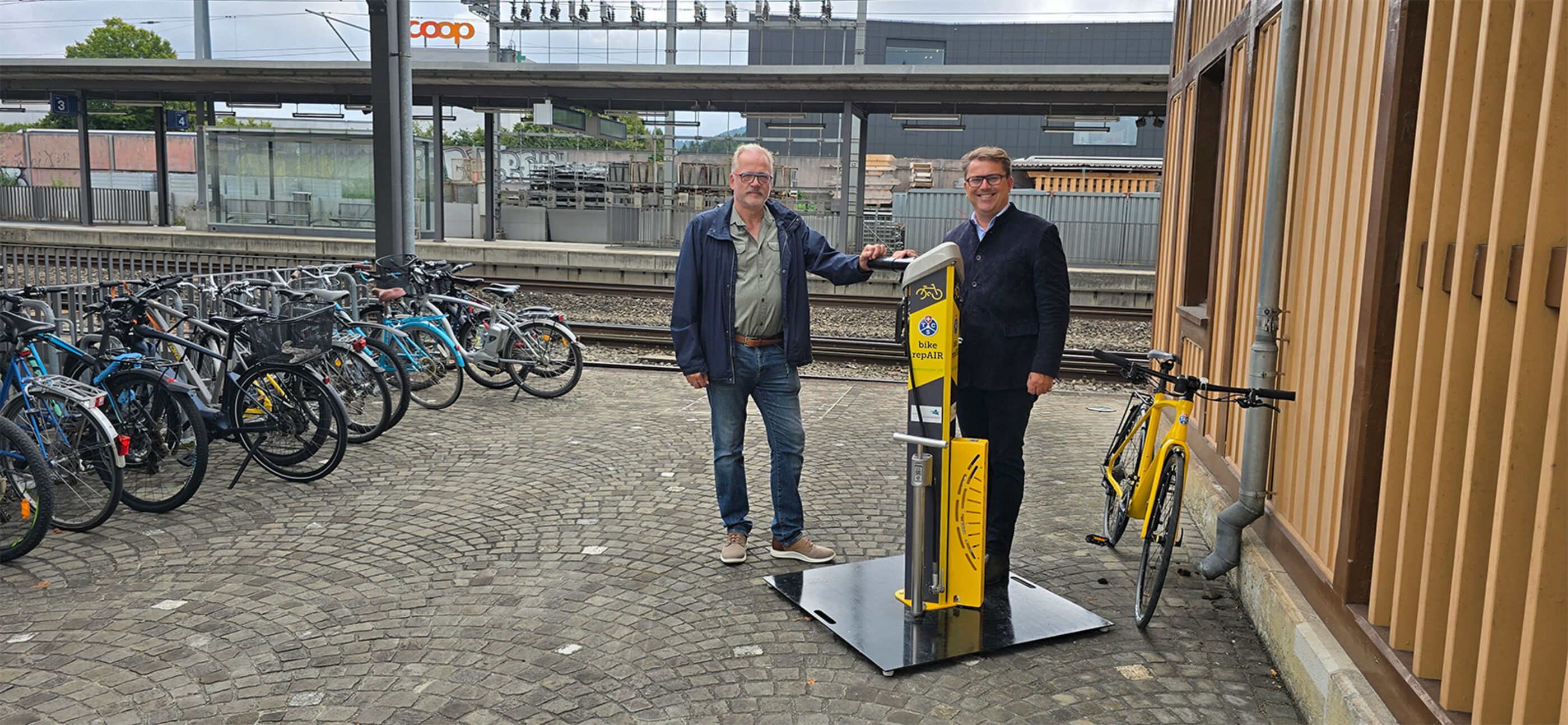 Eine TCS «bike repAIR» Säule am Bahnhof Schönbühl