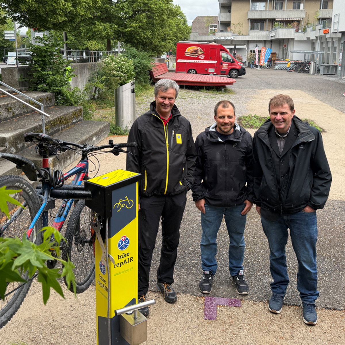 Eine TCS «bike repAIR» Säule in Bremgarten