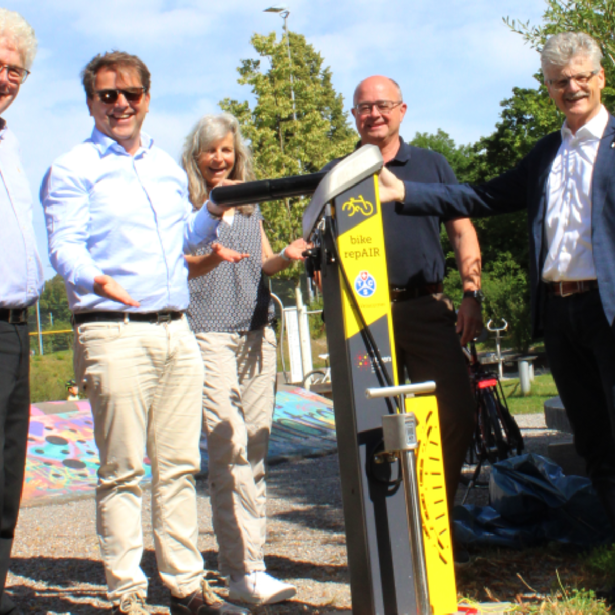 Erste Berner TCS «bike repAIR»-Säule steht in Ittigen