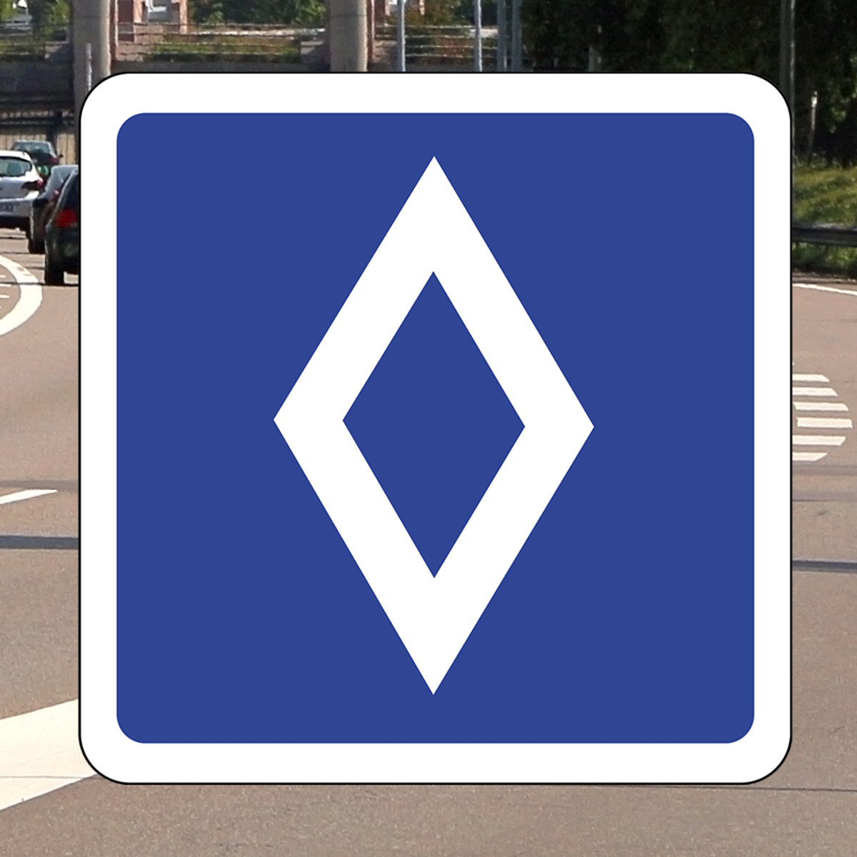 Segnale stradale: rombo bianco su sfondo blu