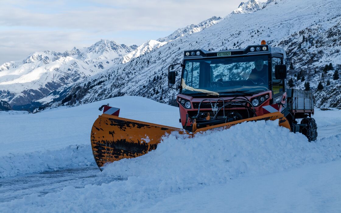 Stilvolle Gefahrguttransport Bei Schnee Und Eis Ebenbild