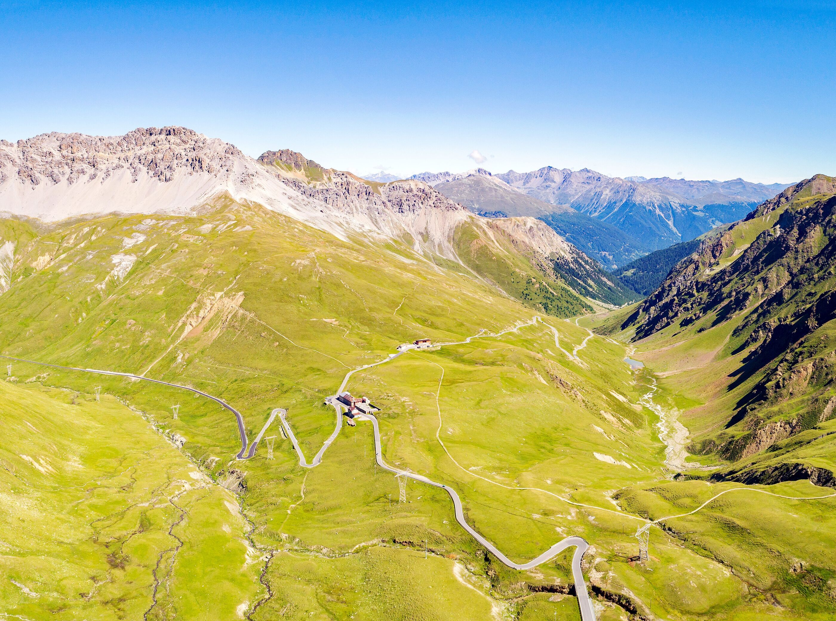 Les cols alpins suisses qui tutoient les sommets